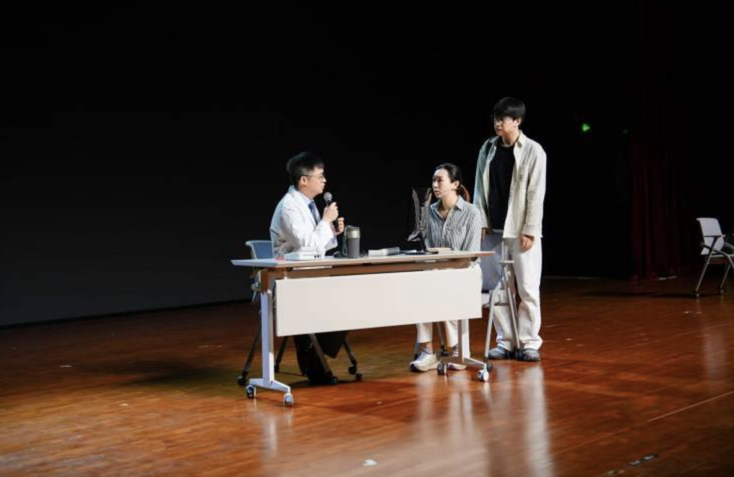 新闻晨报｜这是一场让观众“介入”的互动话剧！建设生育友好型社会，生育路上那些未曾说出口的困惑“被看见”了